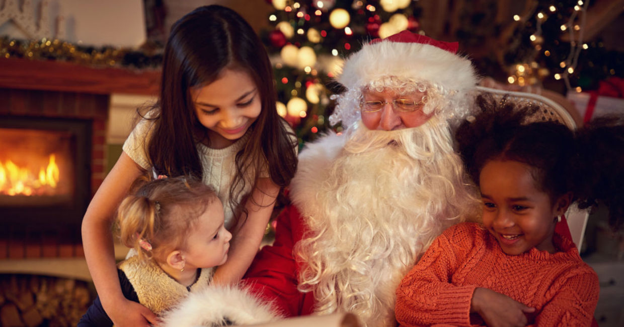 Santa Spreads Joy by Using Sign Language - Goodnet