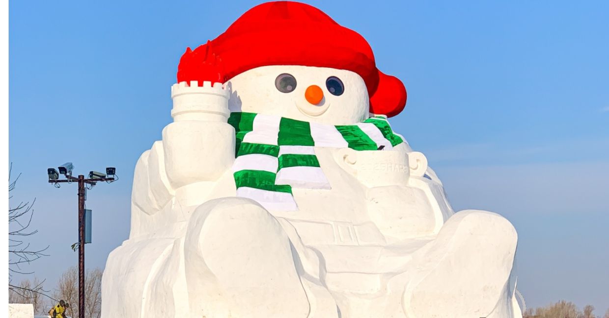 Colossal Snowman Captivates Winter Visitors - Goodnet